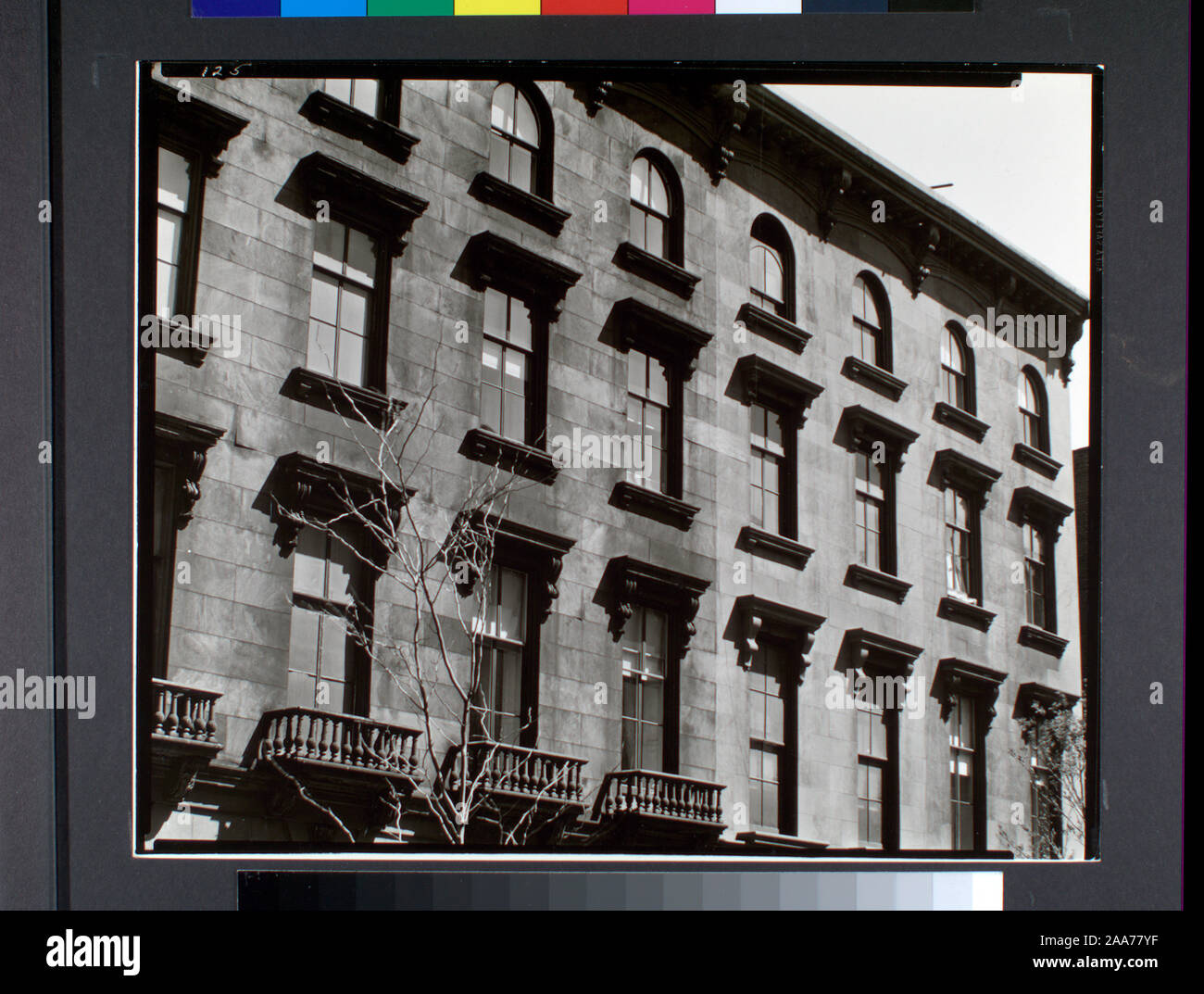 Pediments over windows hi-res stock photography and images - Alamy