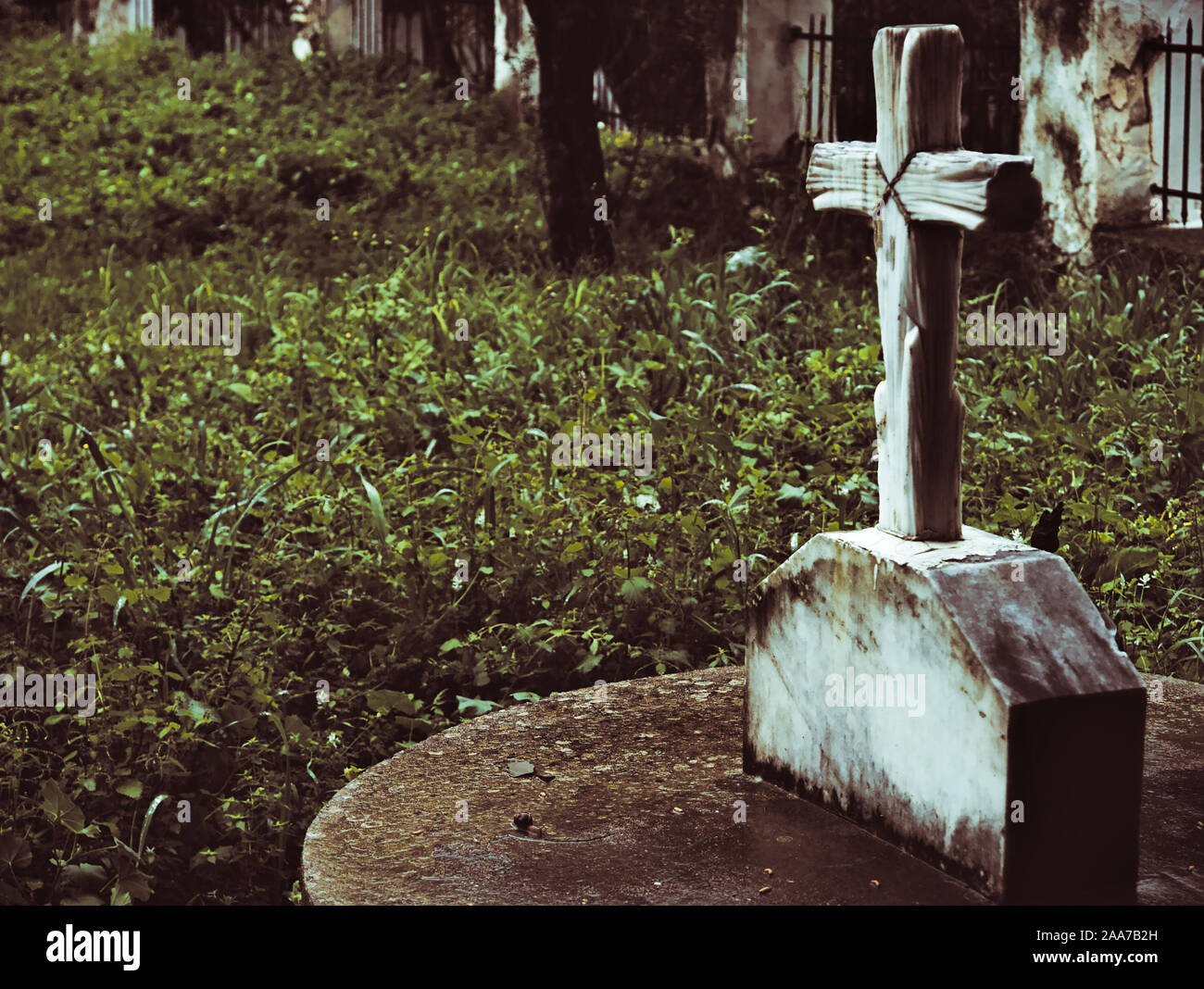 Tomb cross hi-res stock photography and images - Alamy