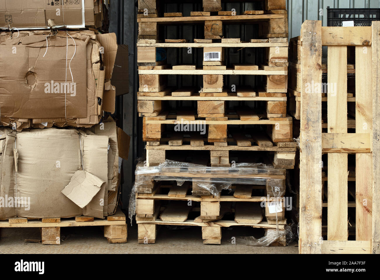 Pile of euro pallets hi-res stock photography and images - Alamy