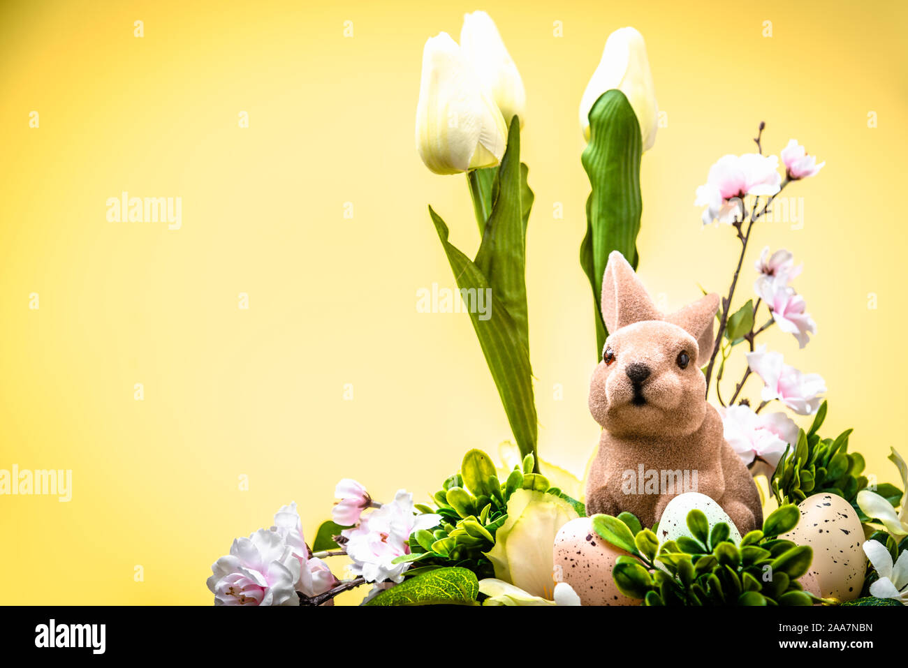 Easter background with eggs, easter bunny and spring flowers Stock ...