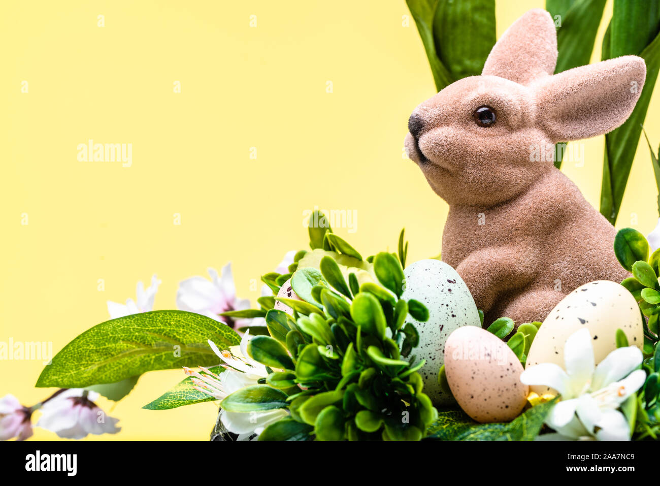 Easter background with eggs, easter rabbit and spring flowers Stock ...