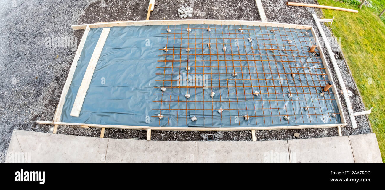 Metal reinforcement grid and wood frame for reinforced concrete ...