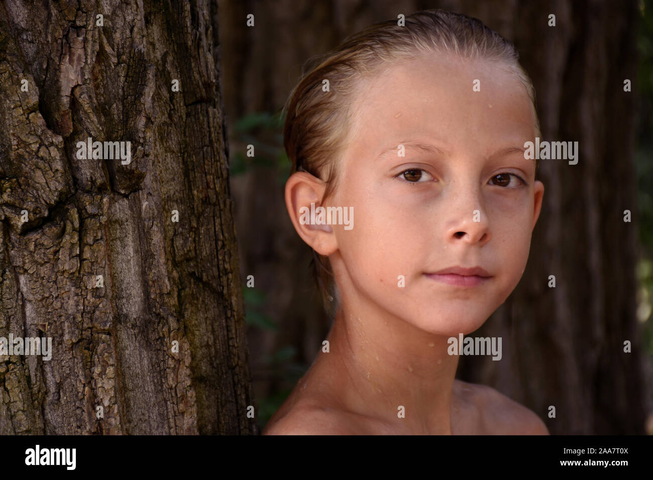 Boy tree shade hi-res stock photography and images - Alamy