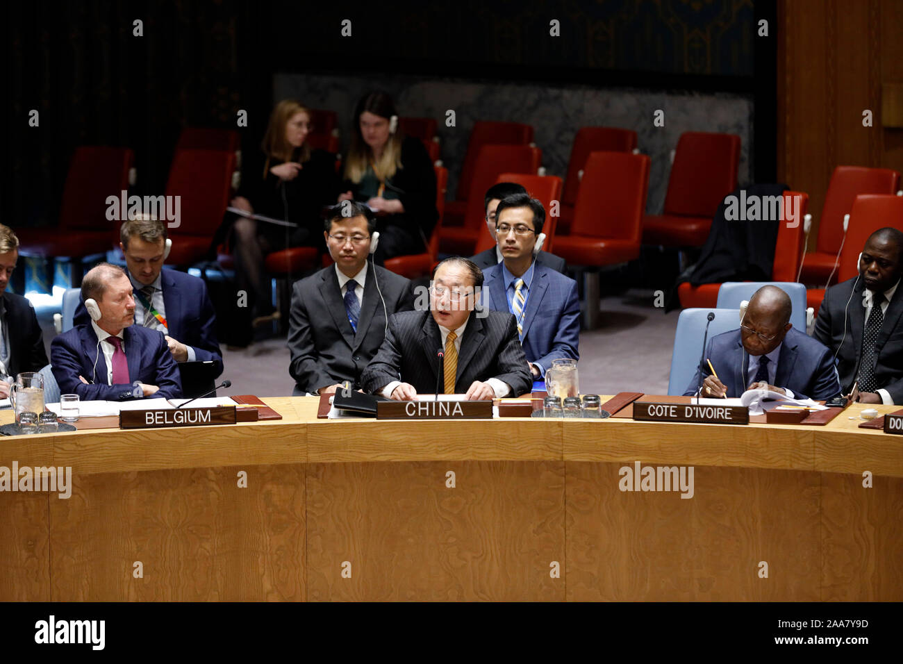 (191120) -- UNITED NATIONS, Nov. 20, 2019 (Xinhua) -- Zhang Jun (C ...