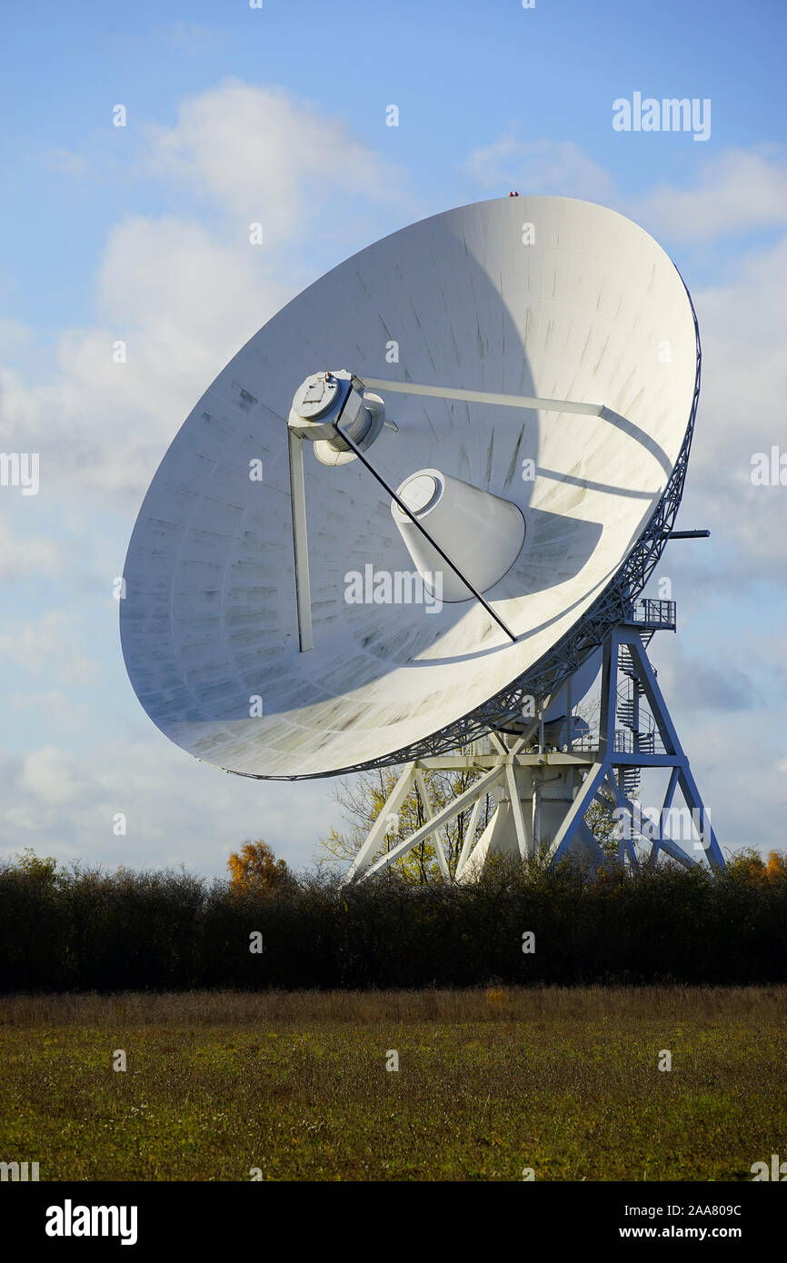 Radio telescope dish at Cambridge University's Mullard Observatory ...