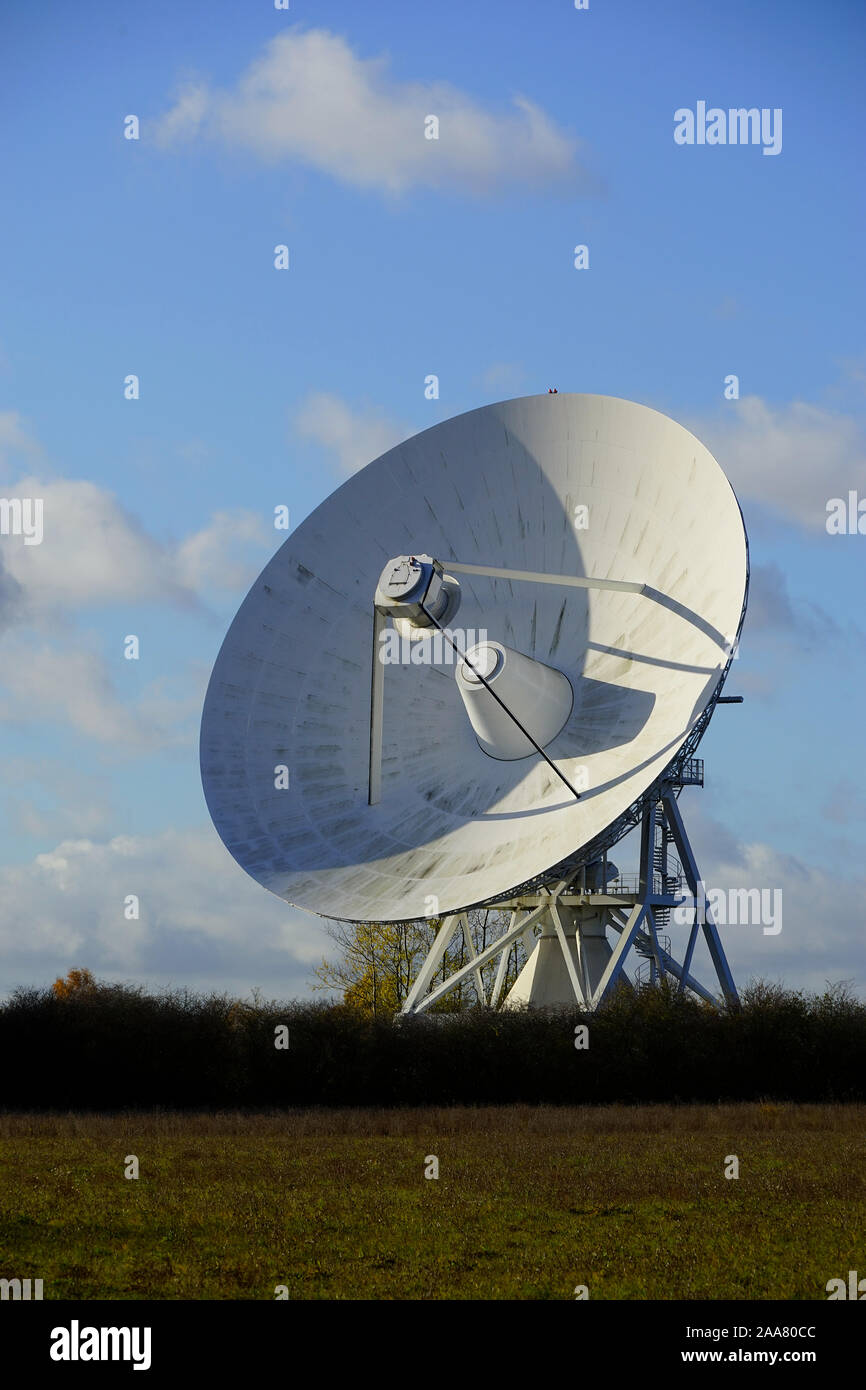 Radio telescope dish at Cambridge University's Mullard Observatory ...