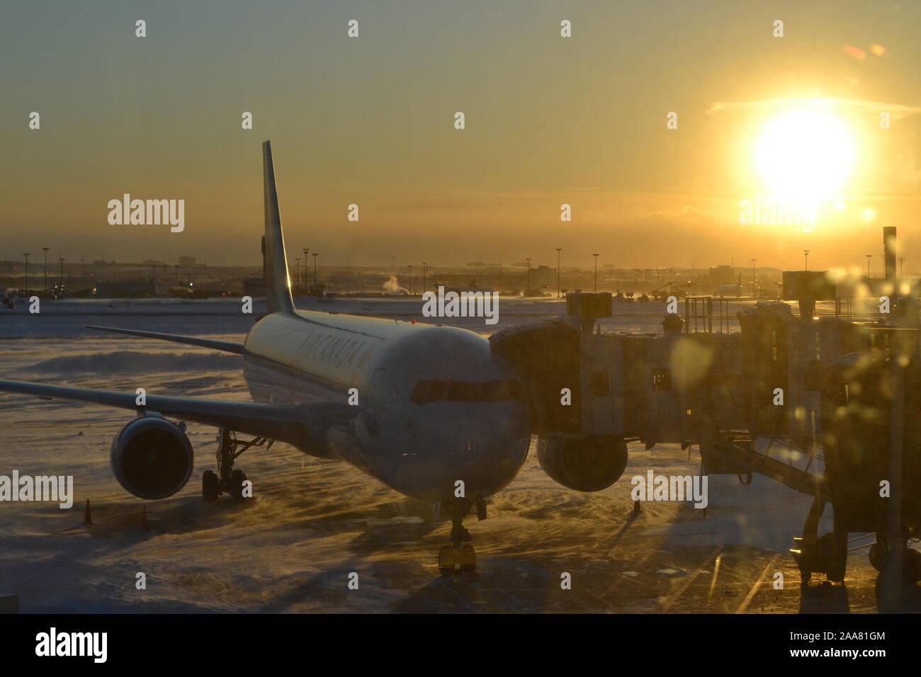 Rising sun on airplanes hi-res stock photography and images - Alamy