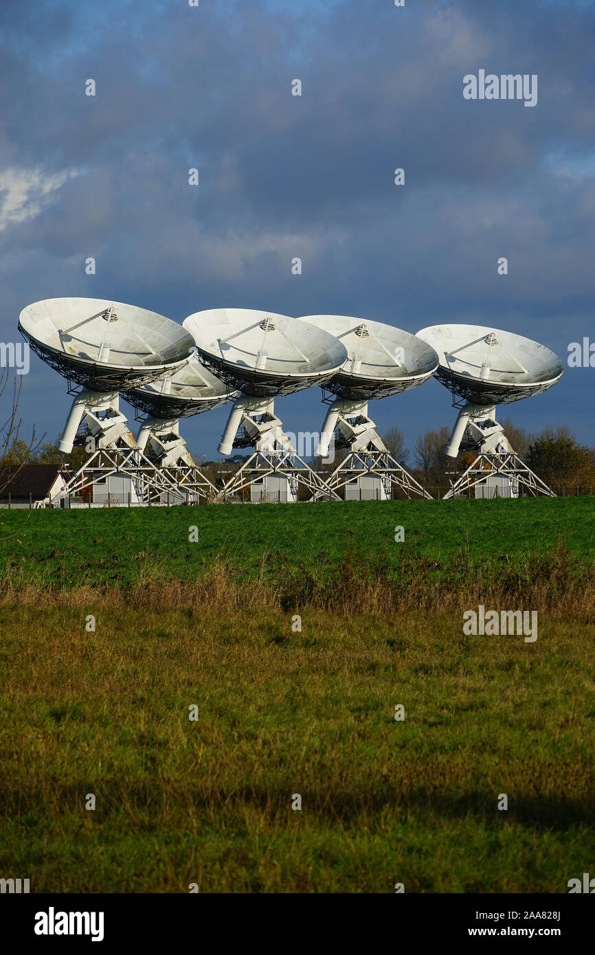 Radio telescope dishes hi-res stock photography and images - Alamy