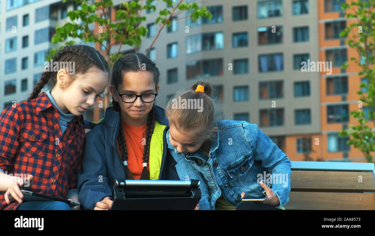 School children sitting on bench hi-res stock photography and images ...