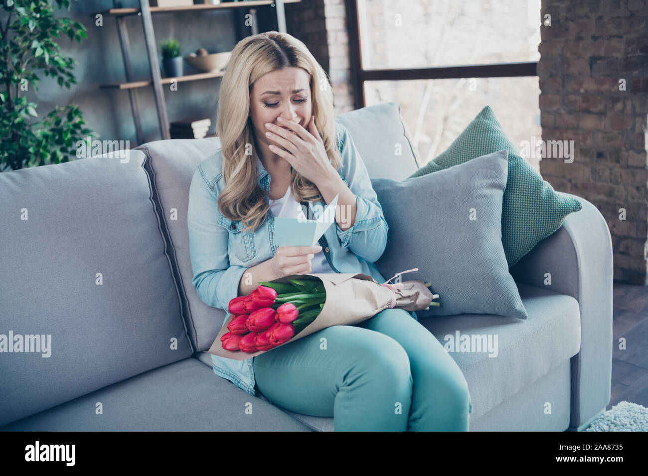 Portrait of her she nice attractive pretty cheerful cheery wavy-haired ...