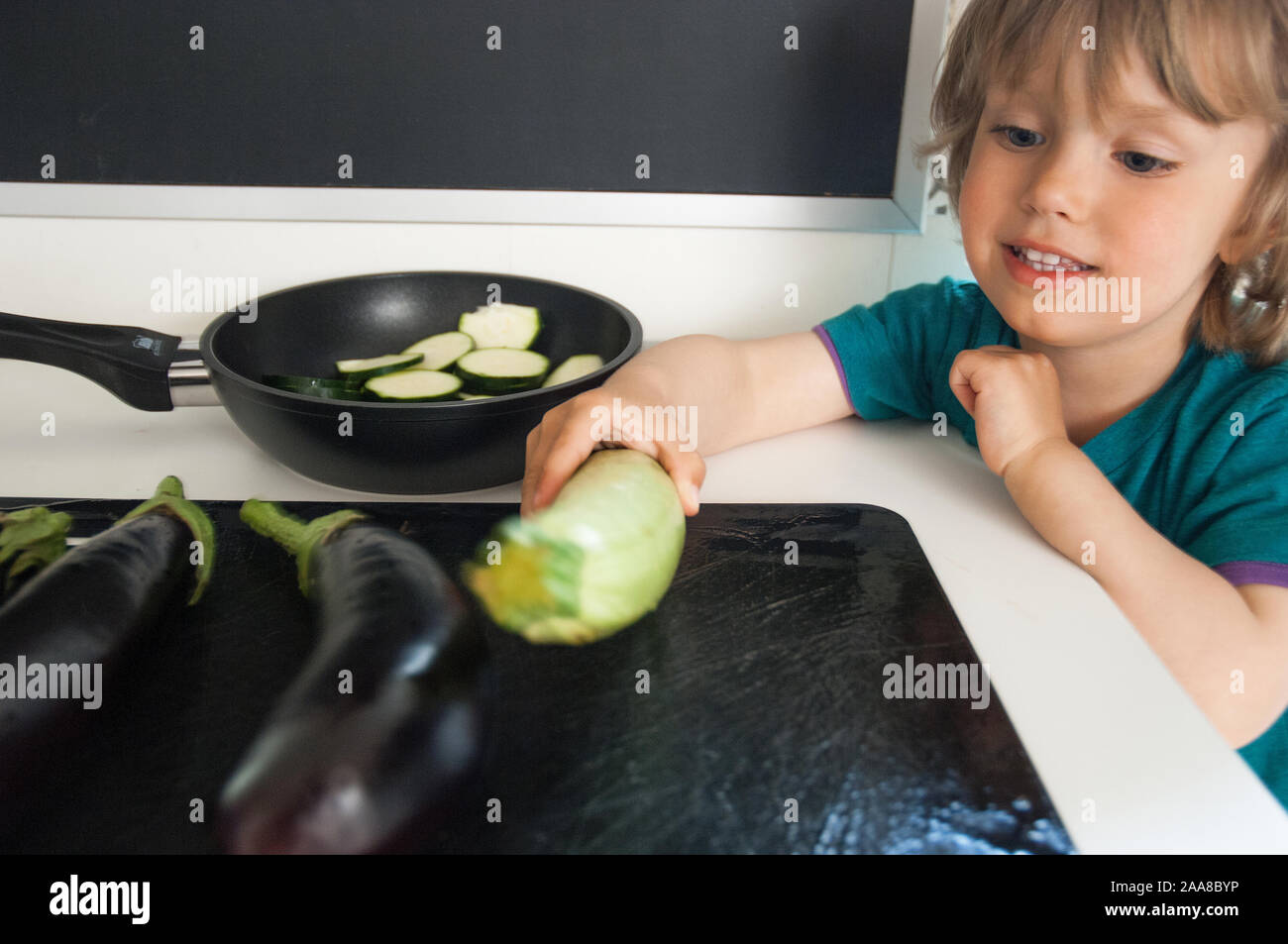 Kind kocht mit Stock Photo - Alamy