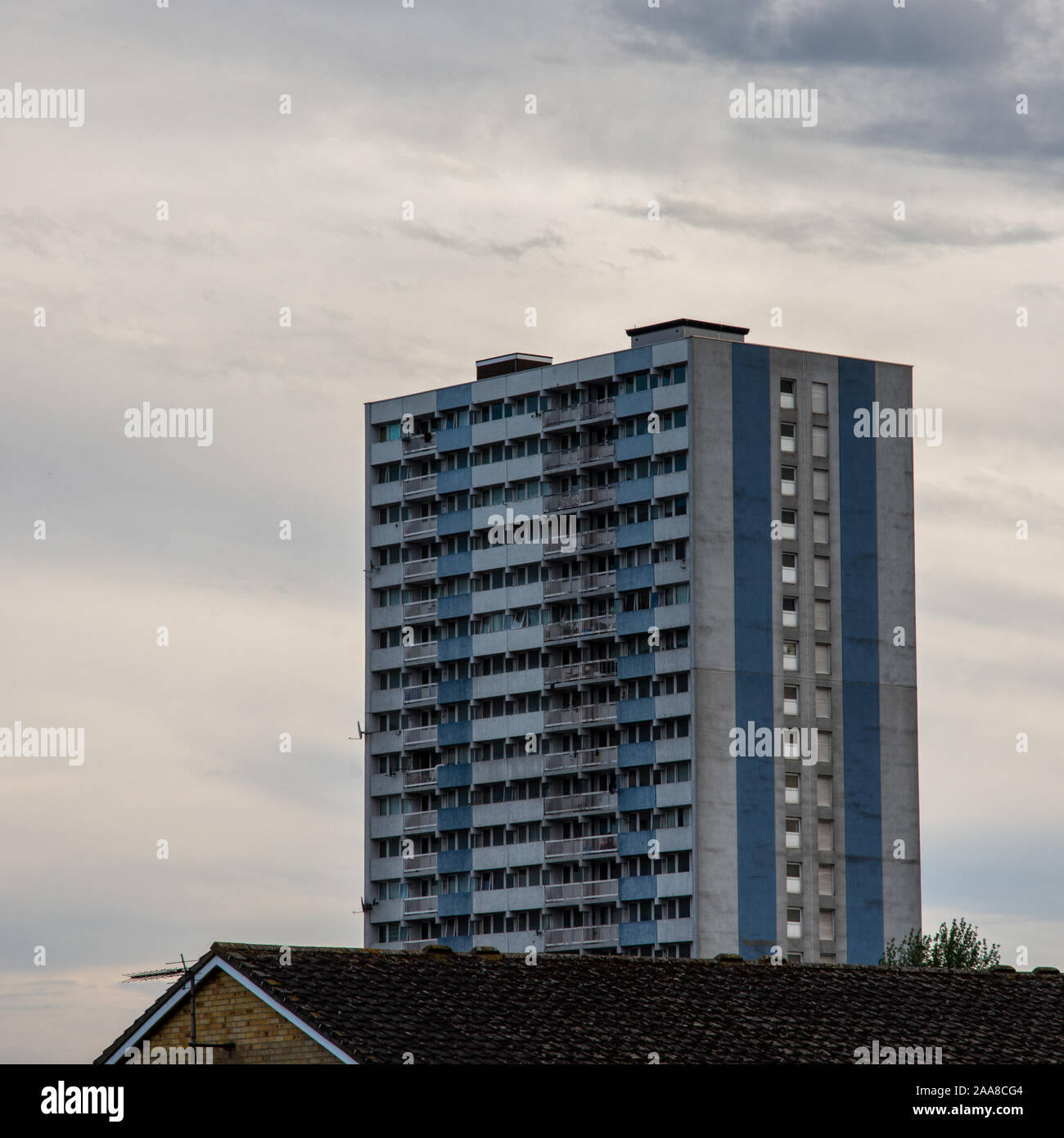 High rise flats london hi-res stock photography and images - Alamy