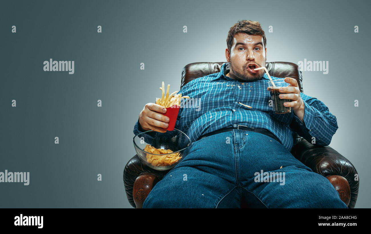 Fat man eating chips hi-res stock photography and images - Alamy