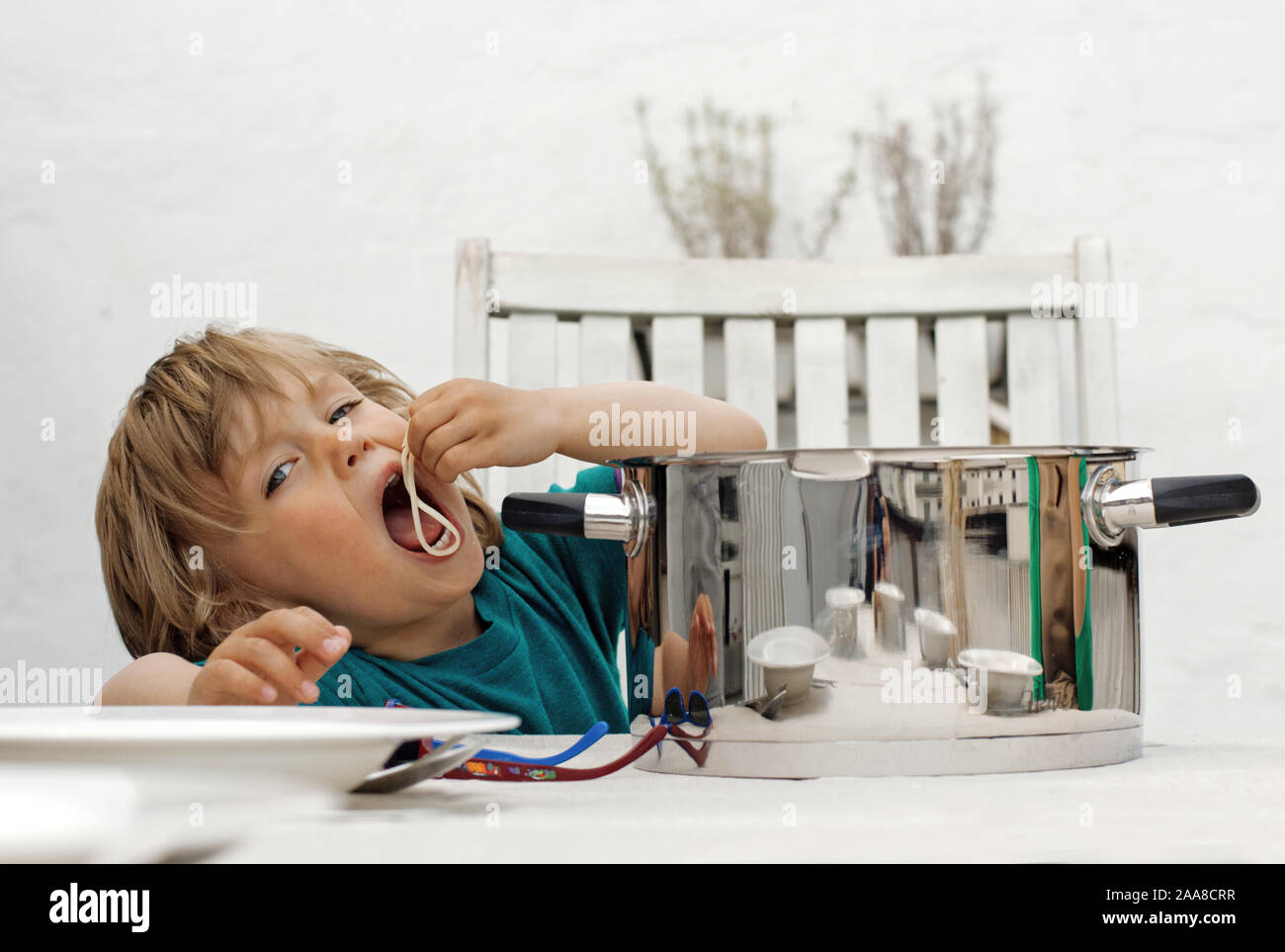 Kind isst Spaghetti Stock Photo - Alamy