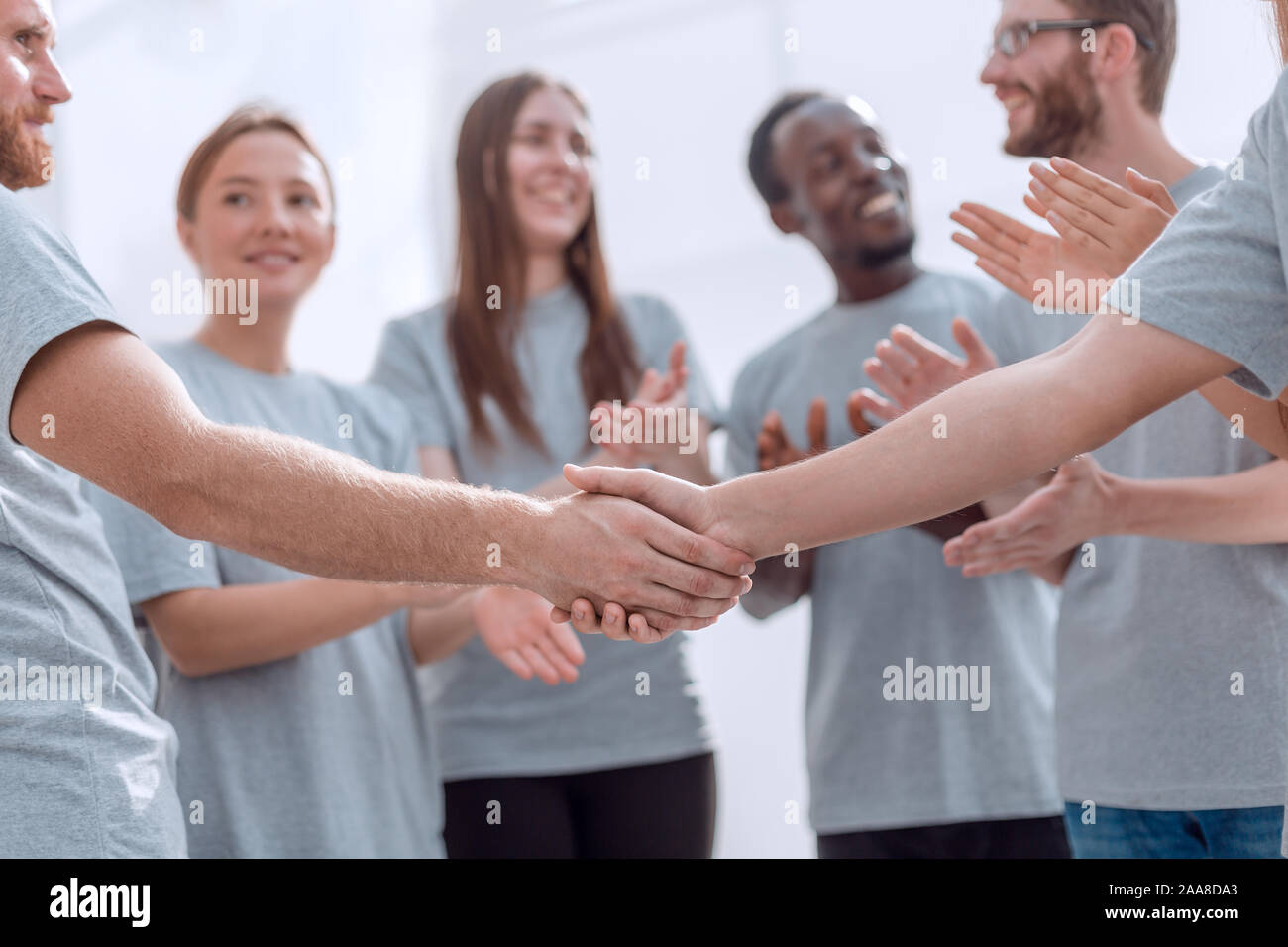 handshake of members of the contact group, to applause Stock Photo - Alamy