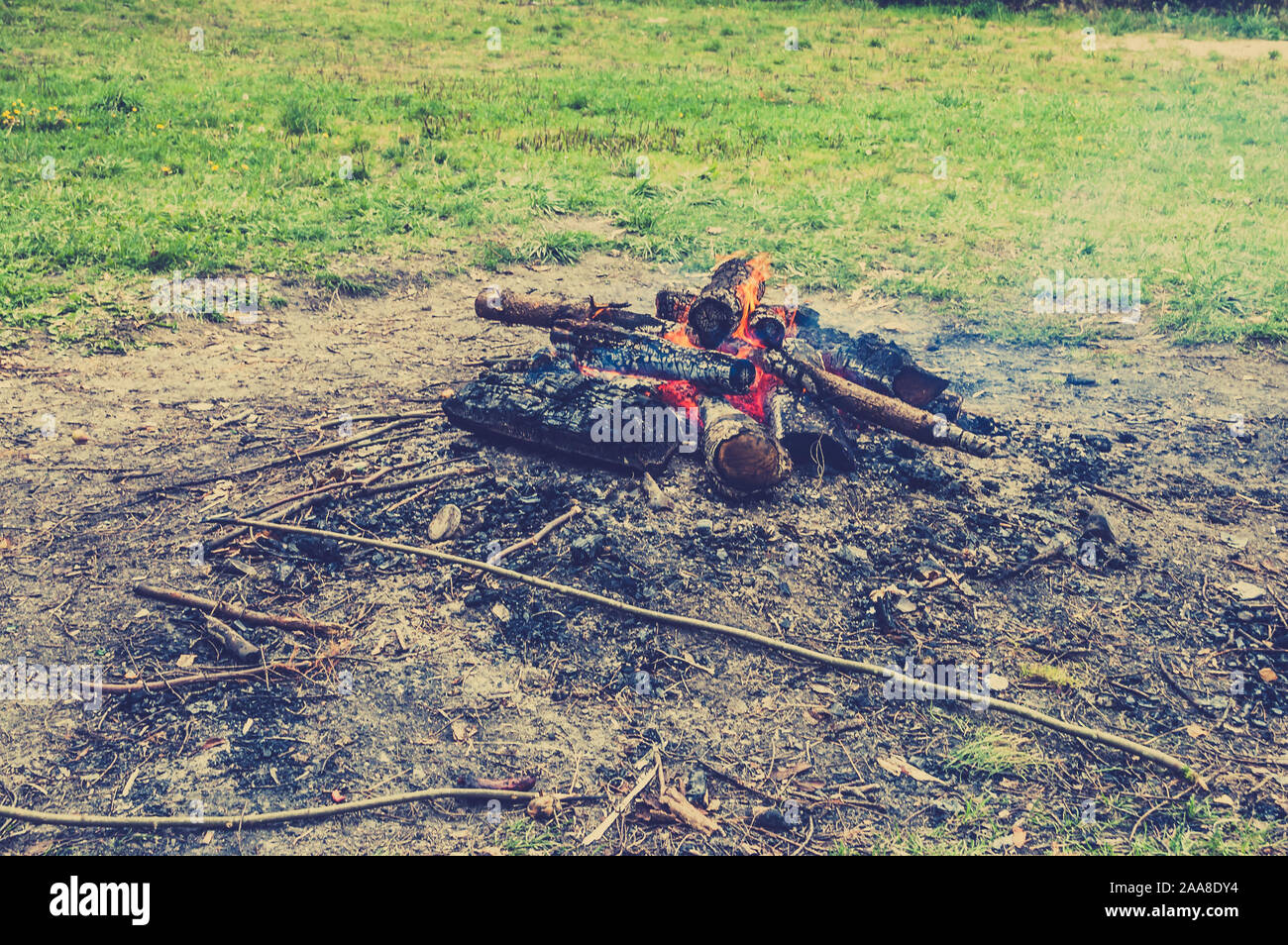 Rustic bonfire outdoors vintage hi-res stock photography and images - Alamy