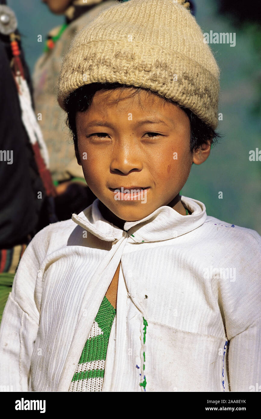 Boy sherpa nepal hi-res stock photography and images - Alamy