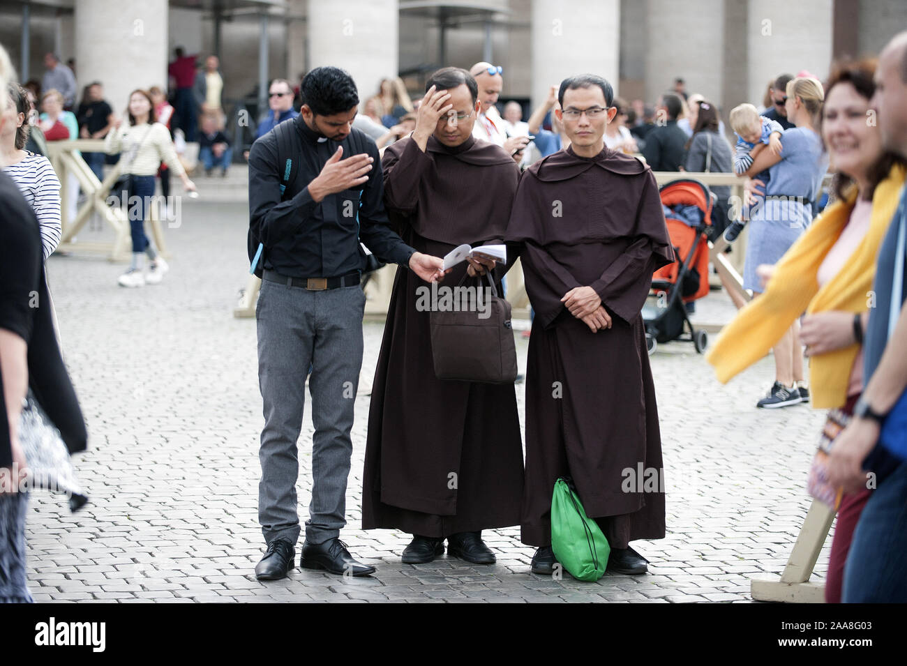 Procession carrying the image of the Lord of Miracles (Senor de los ...