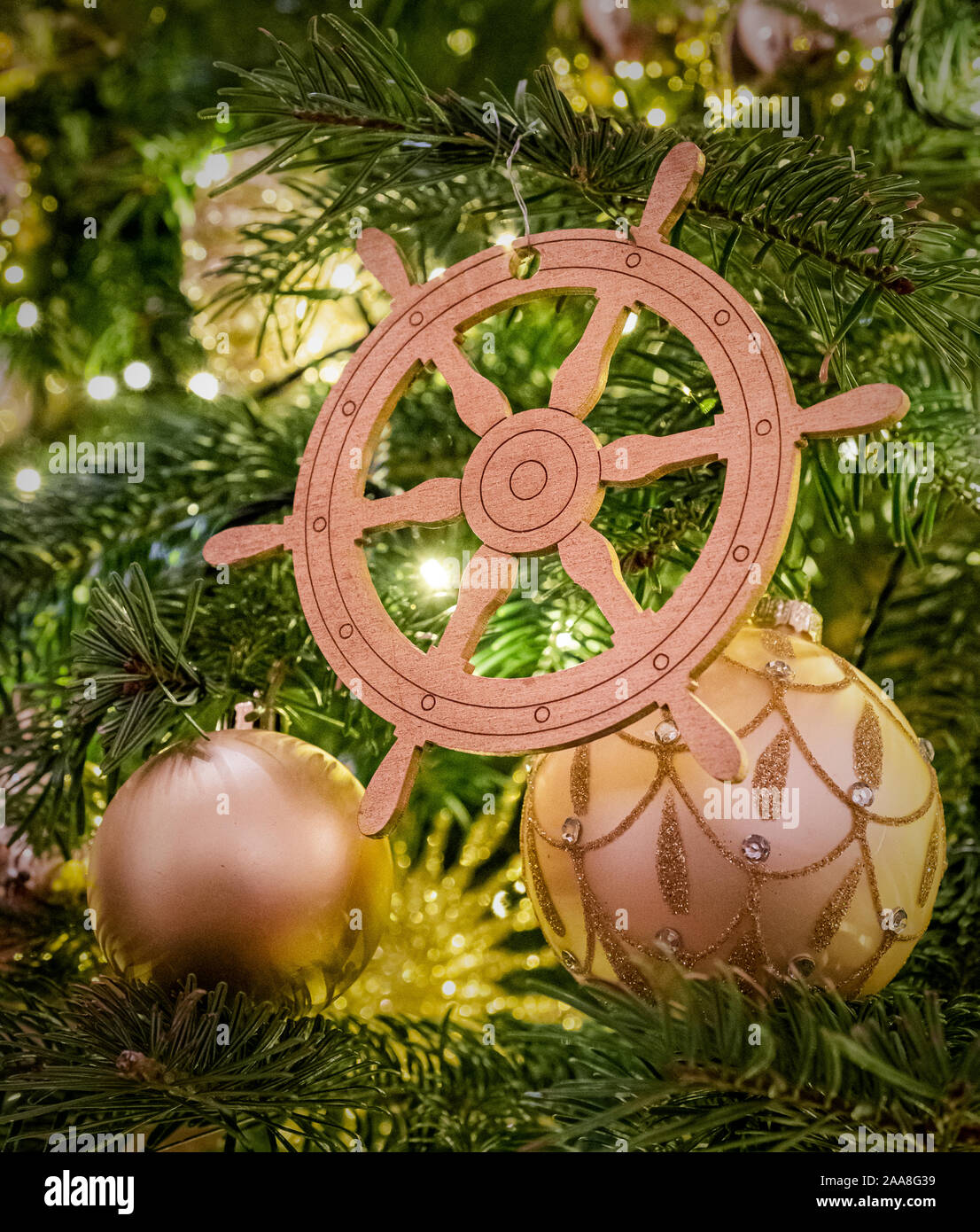 Ships wheel decoration hi-res stock photography and images - Alamy