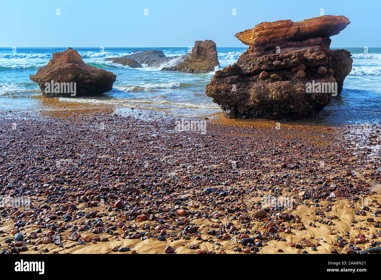 Wet beach rocks hi-res stock photography and images - Alamy