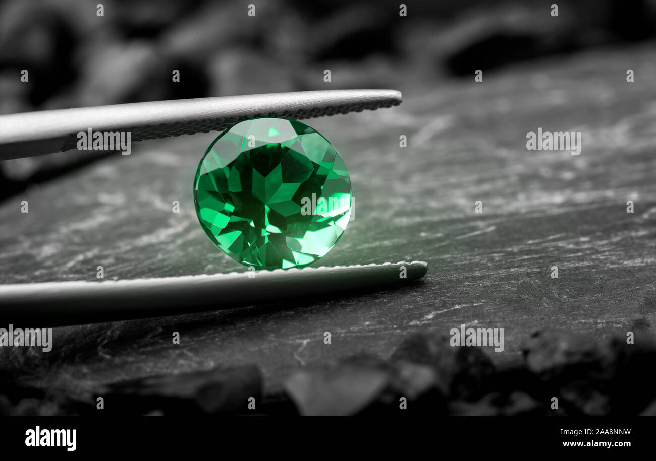Emerald cut stones hi-res stock photography and images - Alamy