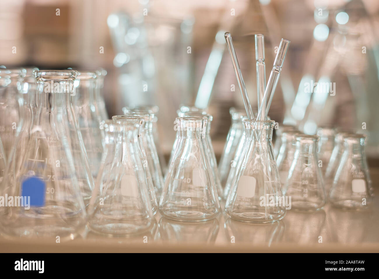 Empty erlenmeyer flask hi-res stock photography and images - Alamy