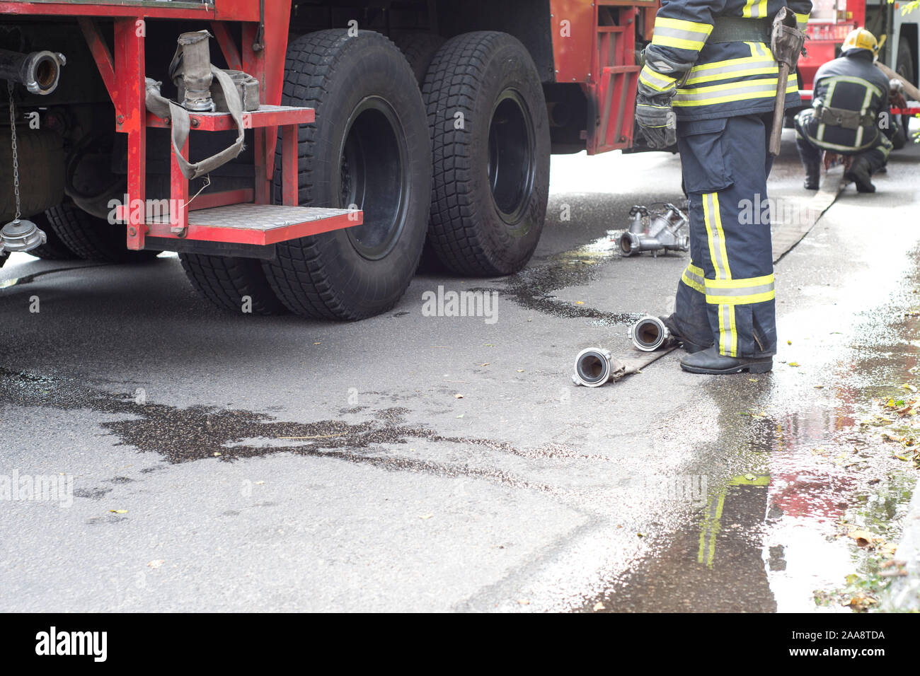 Preparing to put out a fire hi-res stock photography and images - Alamy