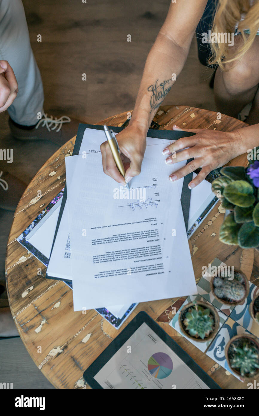 Signing table hi-res stock photography and images - Alamy