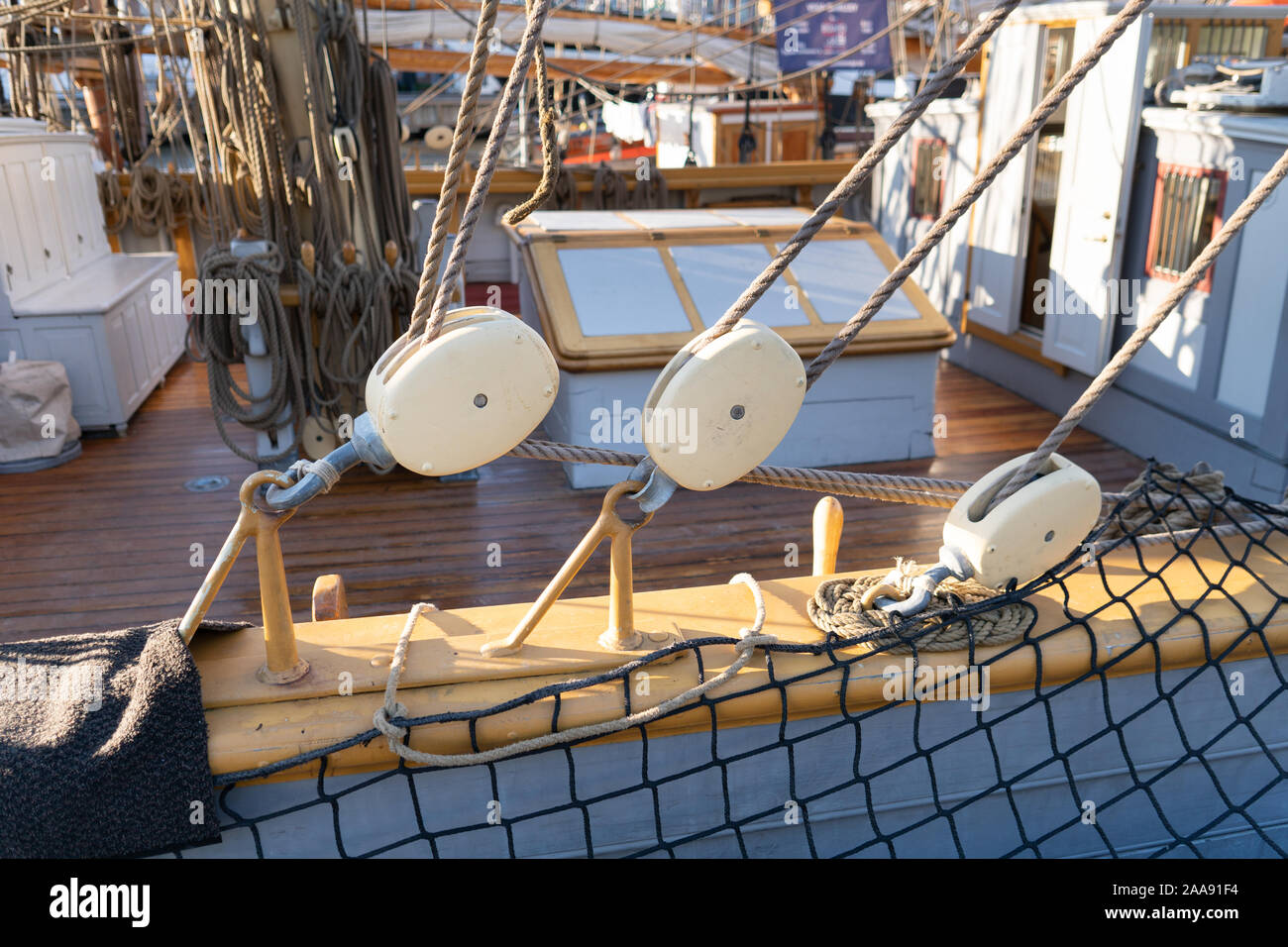 Pulley system hi-res stock photography and images - Alamy