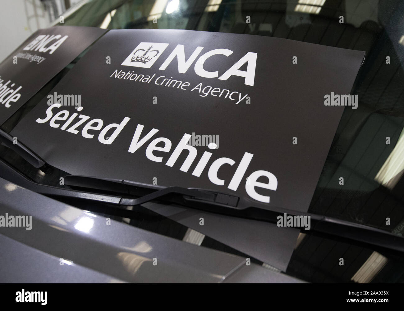 Range rover sign hi-res stock photography and images - Alamy
