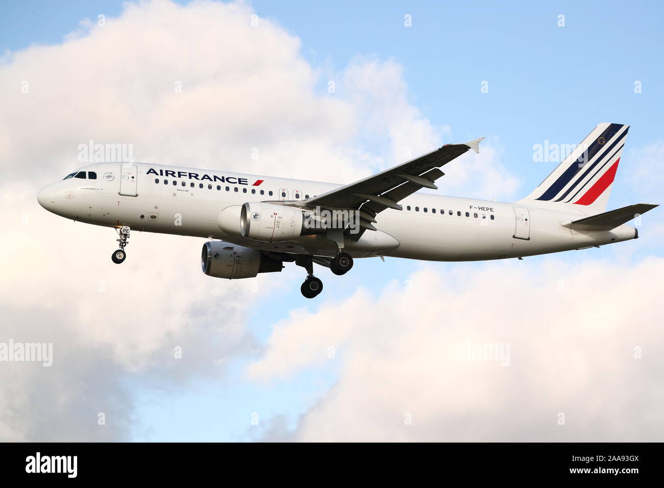 Air France Airbus A320-200 F-HEPE landing at London Heathrow Airport ...