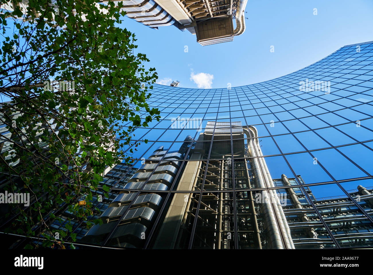 The Scalpel Building and a reflection of Lloyds of London from Lime ...