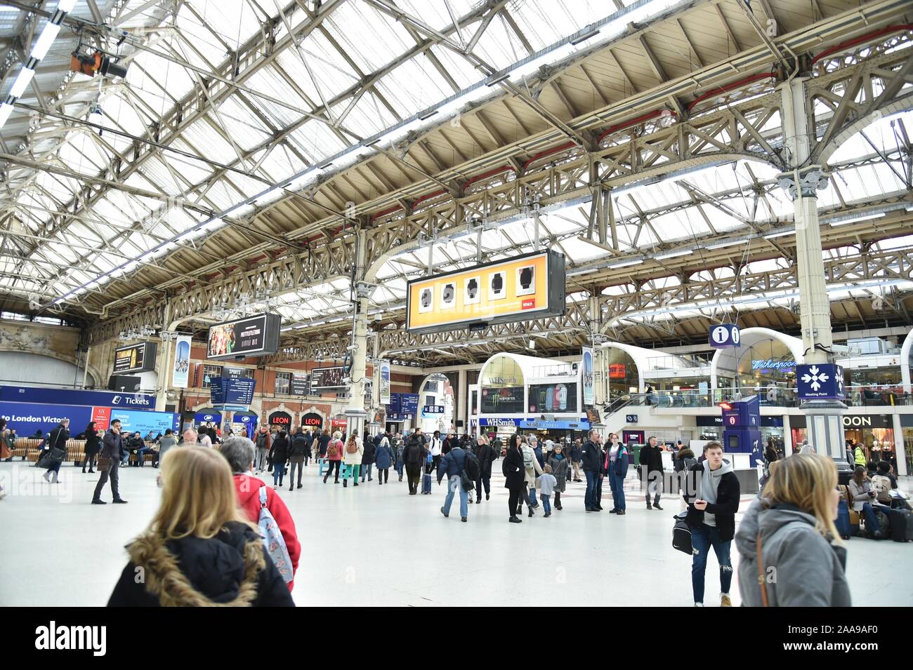 London commuters on station platforms Stock Photo - Alamy