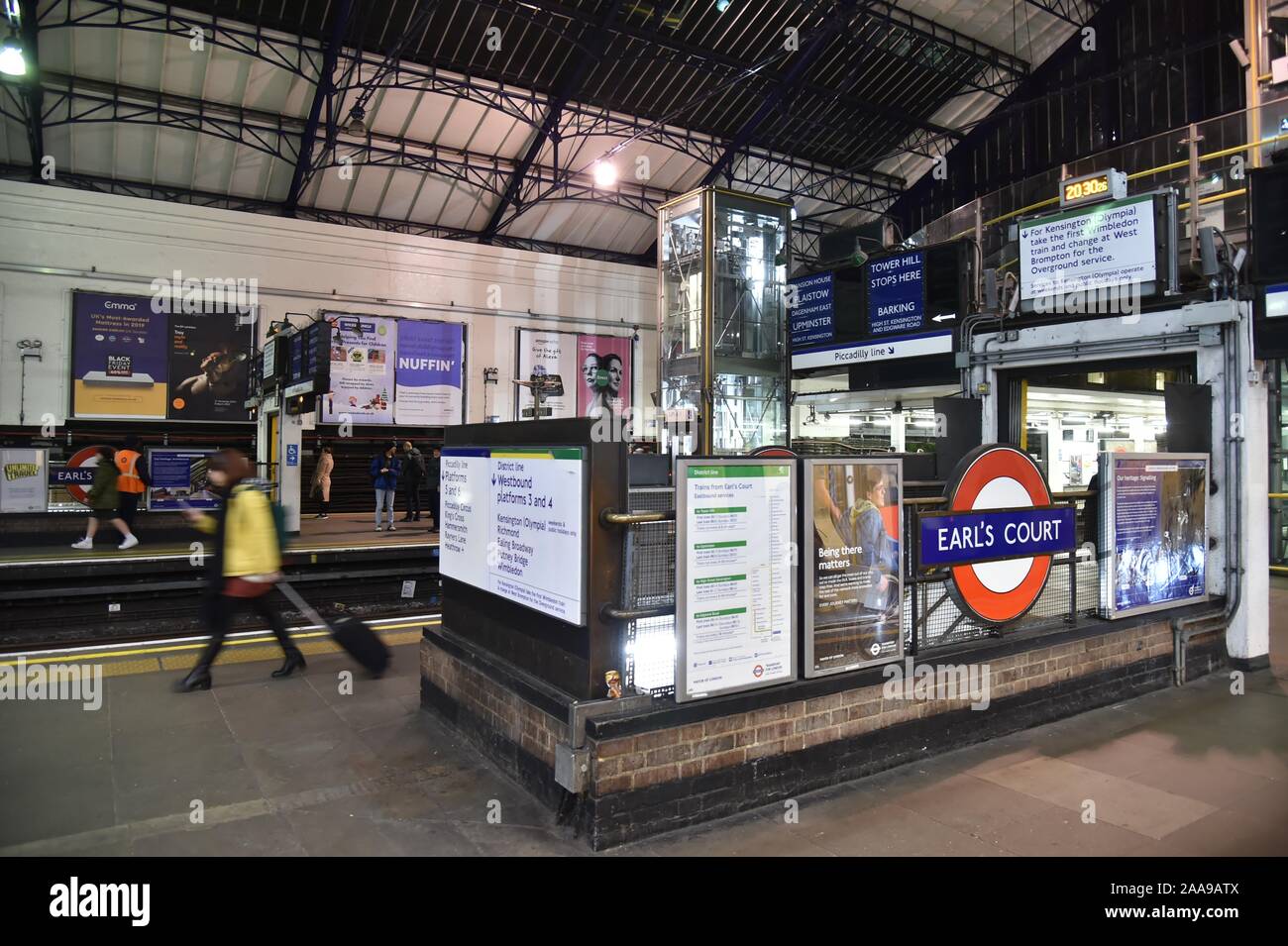 London commuters on station platforms Stock Photo - Alamy