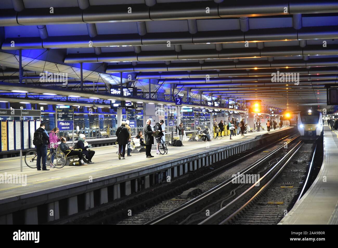 London commuters on station platforms Stock Photo - Alamy