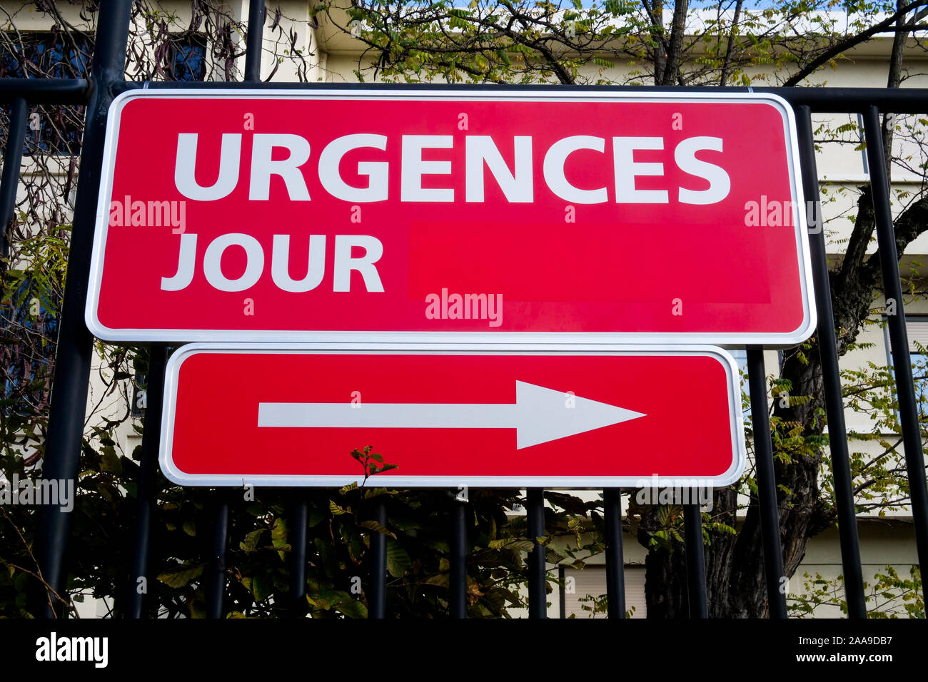 Urgences sign hi-res stock photography and images - Alamy