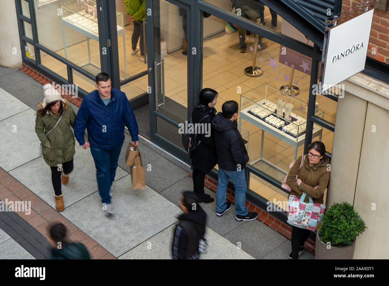 Shoppers looking into the window of a Pandora jewelry shop Stock Photo ...