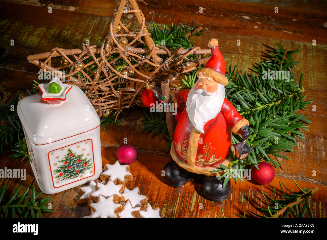 Old biscuit tin hi-res stock photography and images - Alamy