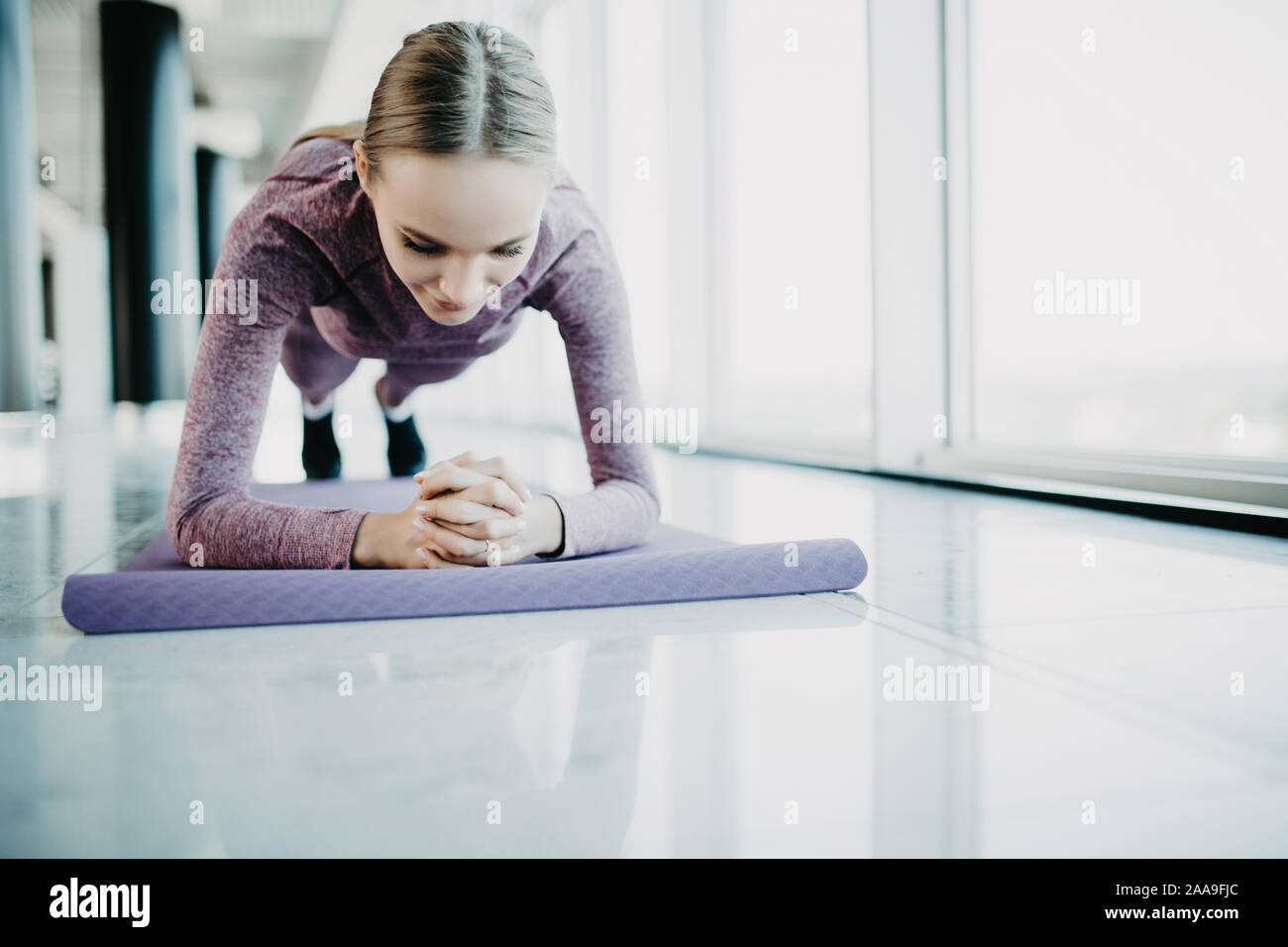 Front view of a muscular woman on a plank position Stock Photo - Alamy