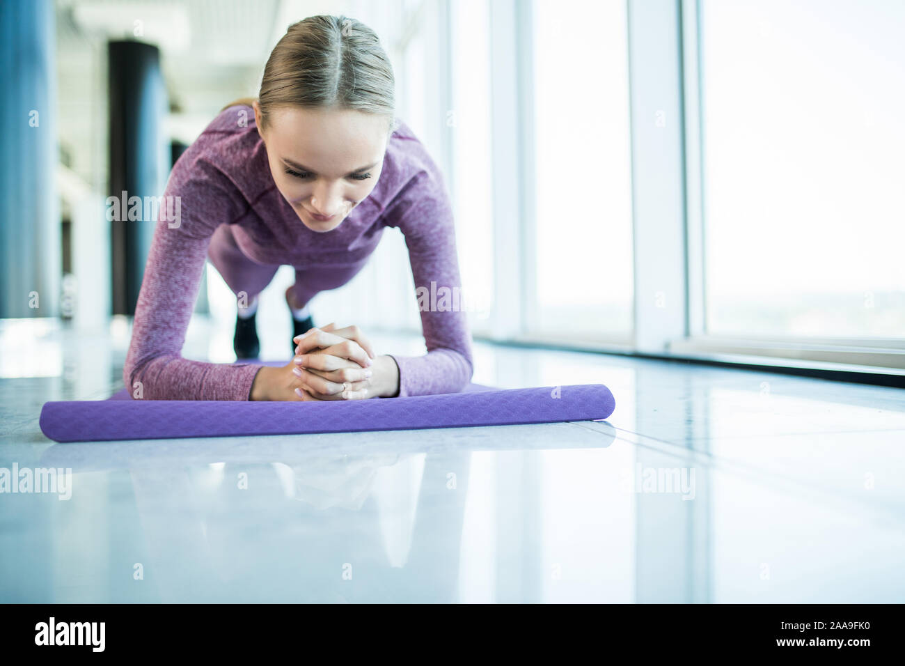 Front view of a muscular woman on a plank position Stock Photo - Alamy
