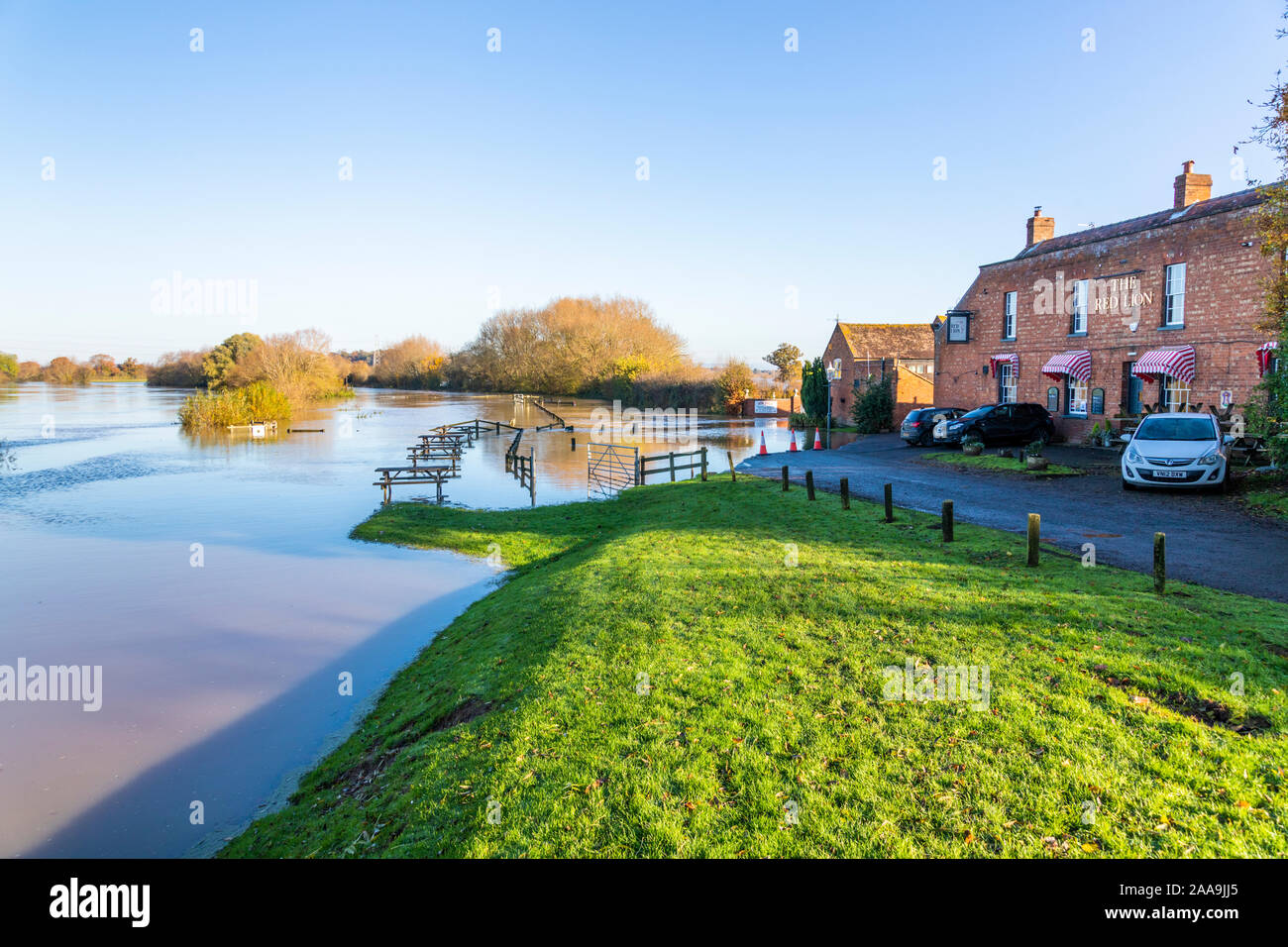 English pub scene hi-res stock photography and images - Alamy