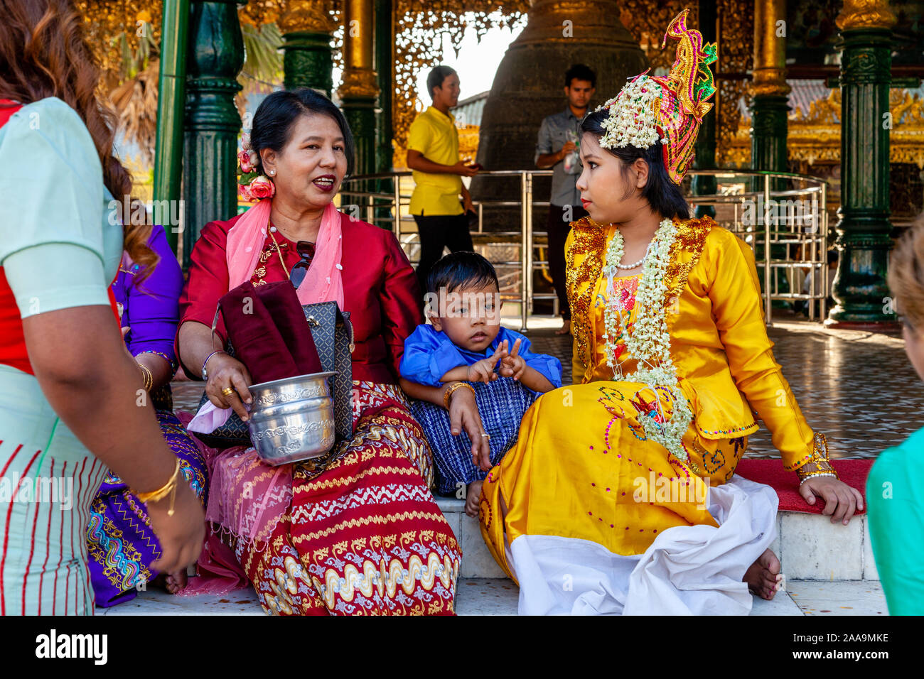 Myanmar families hi-res stock photography and images - Alamy