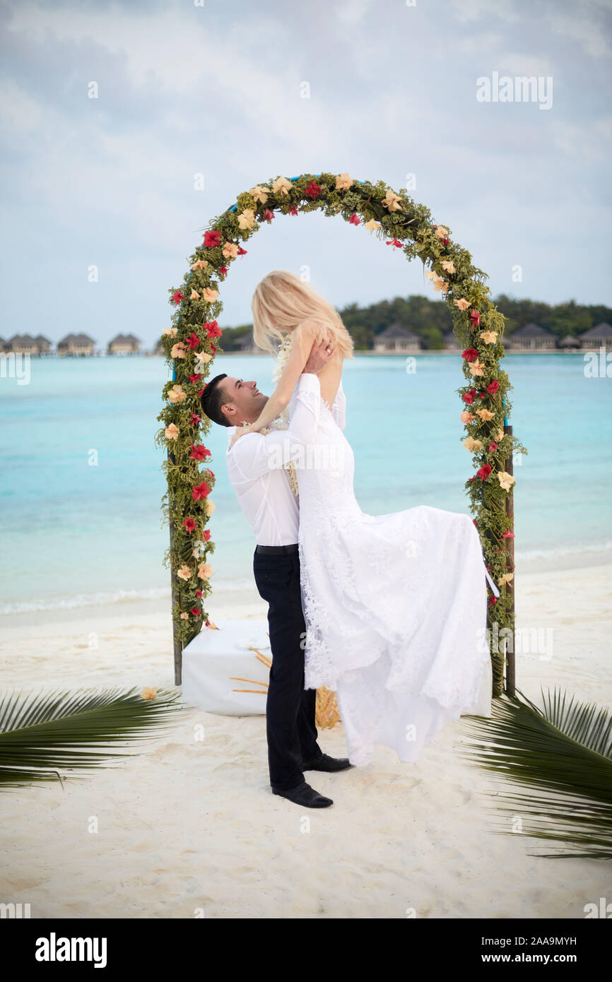 Bride groom under wedding arch hi-res stock photography and images - Alamy