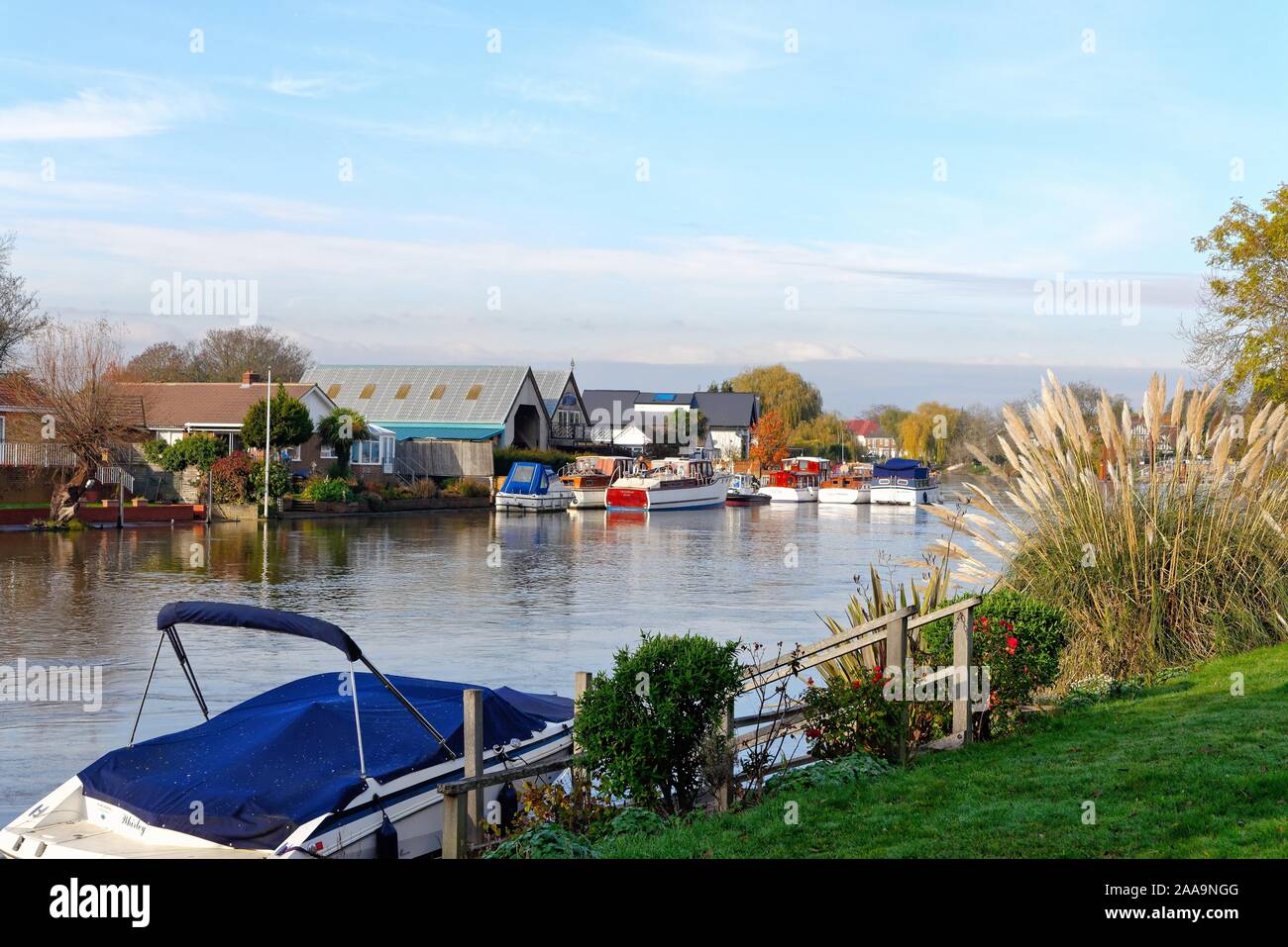 The River Thames at Laleham, Staines on a sunny autumnal day, Surrey ...