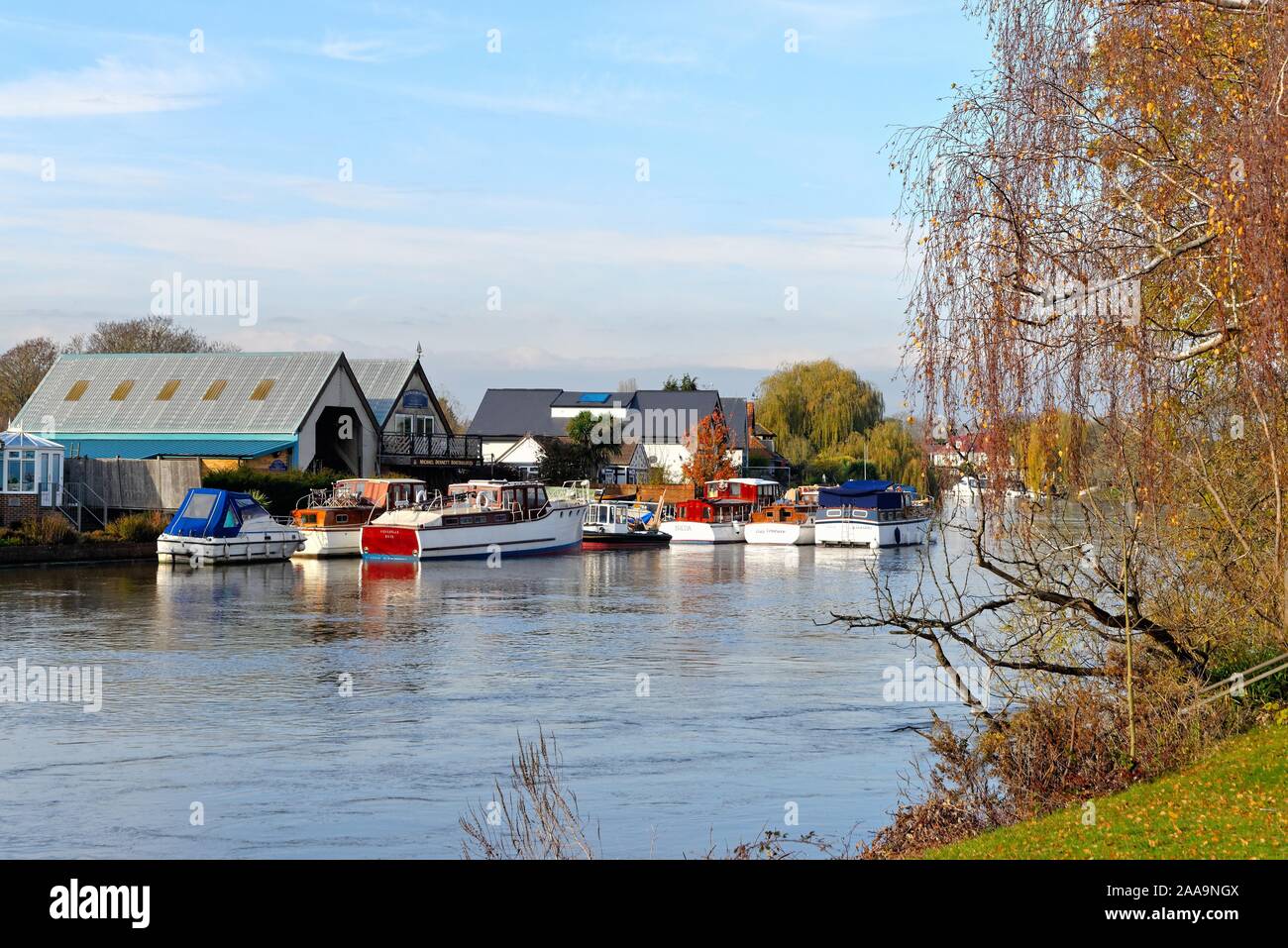 The River Thames at Laleham, Staines on a sunny autumnal day, Surrey ...