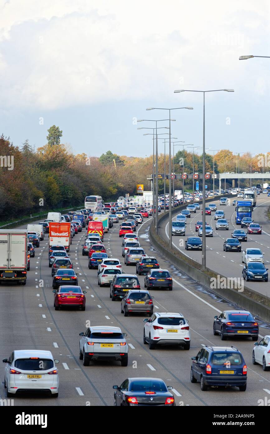 A congested clockwise section of the M25 motorway between Junction 10 ...