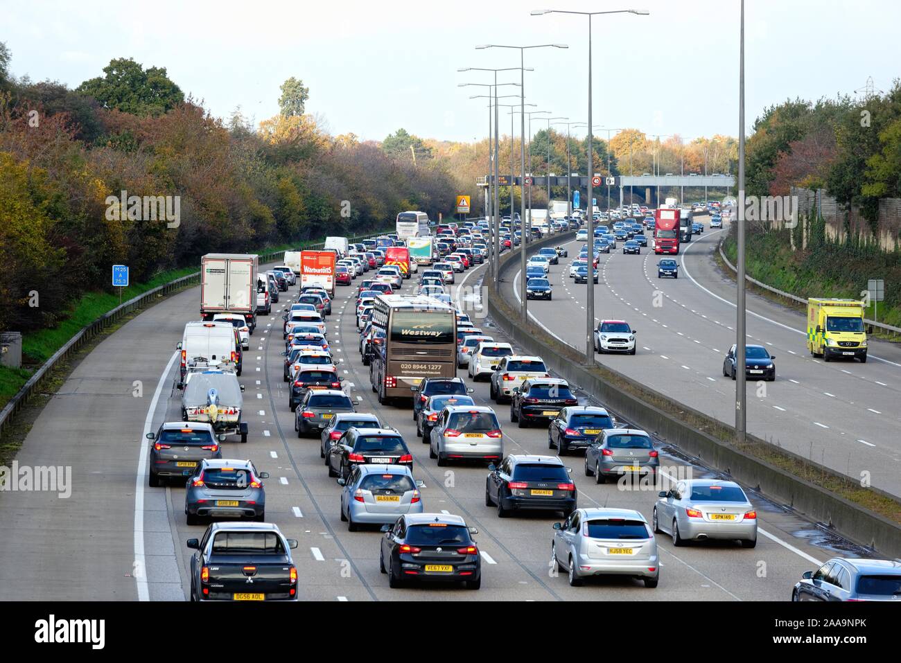 A congested clockwise section of the M25 motorway between Junction 10 ...