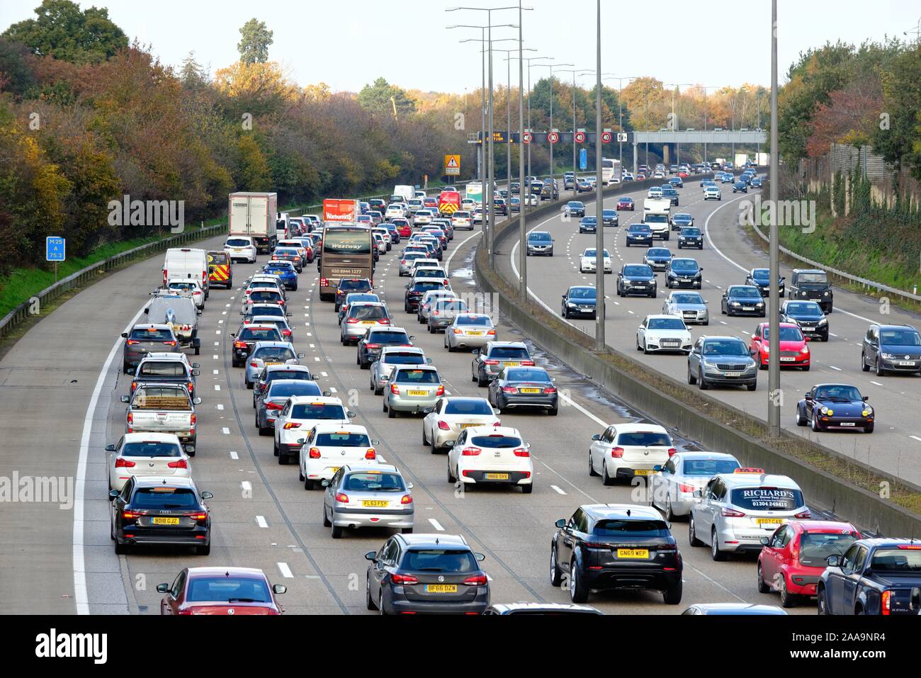 A congested clockwise section of the M25 motorway between Junction 10 ...