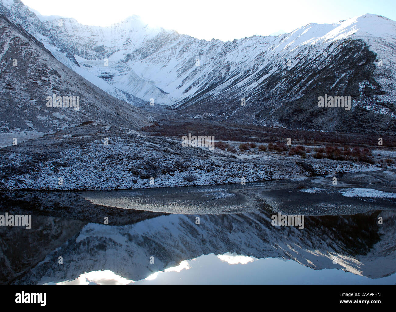 Hanging valley glacier hi-res stock photography and images - Alamy