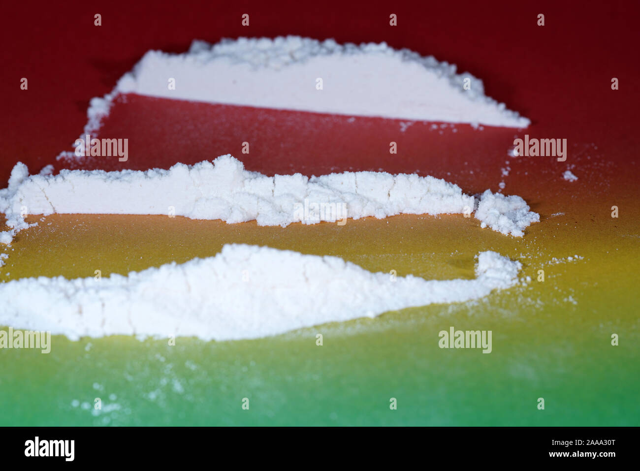 Flour that should look like a white drug with macro lens photographed ...